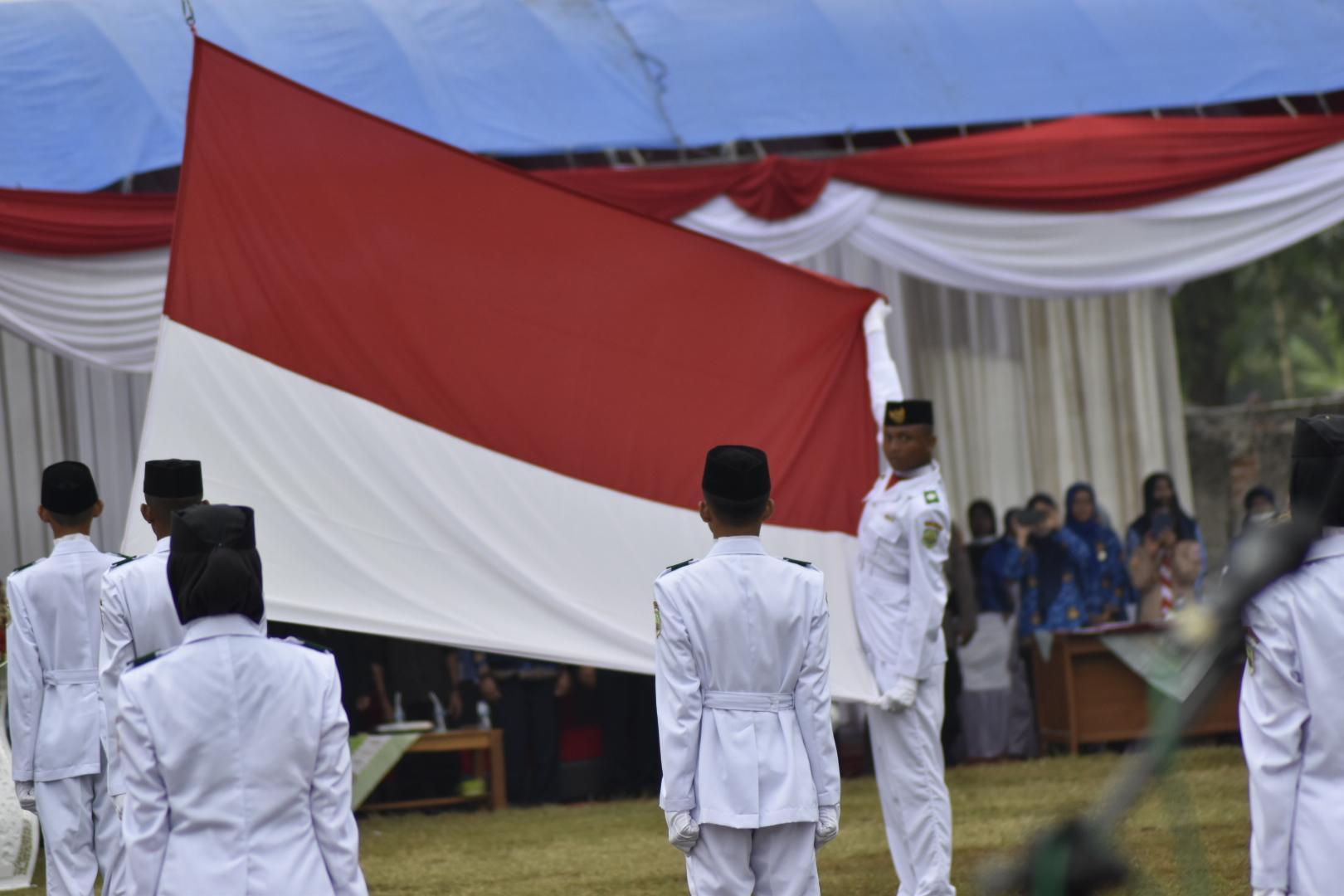 Paskibra Kecamatan Pabuaran Sukses Kibarkan Bendera Merah Putih Saat ...